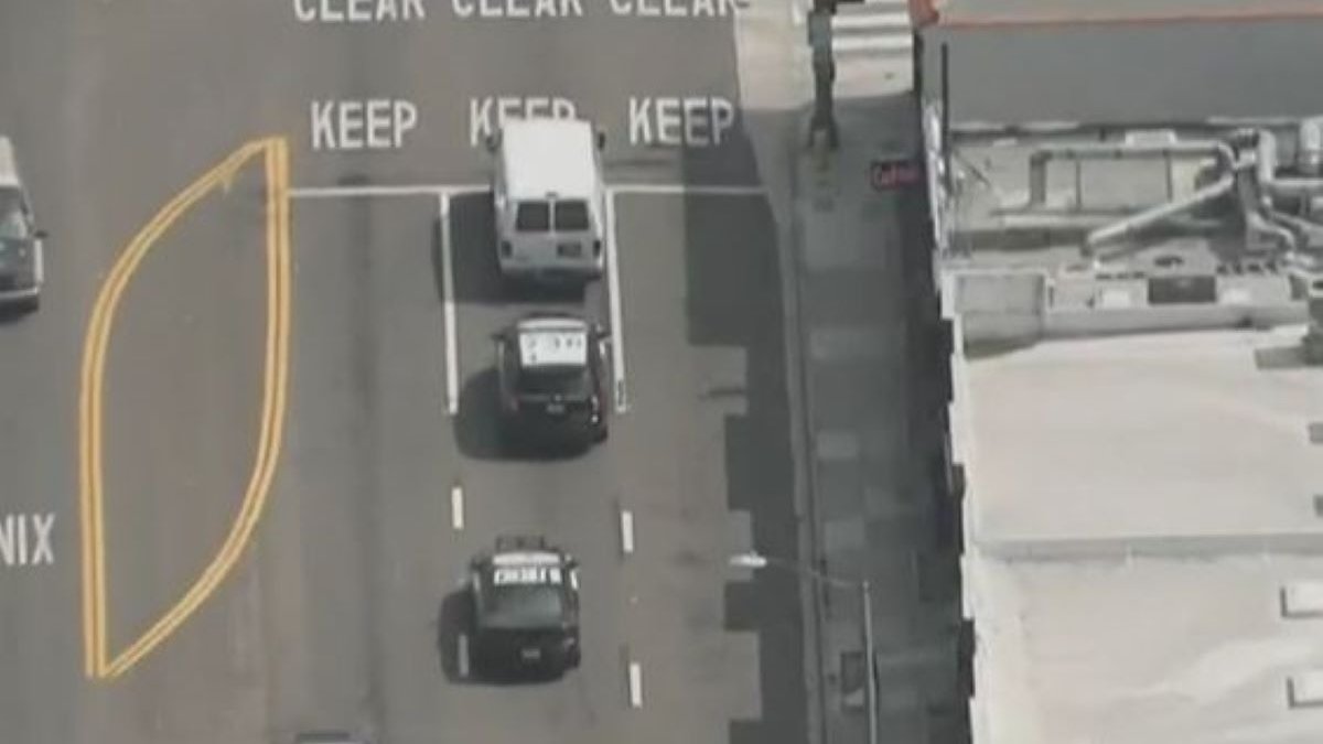 Driver surrenders at end of slow-moving van chase in LA’s South Bay – NBC Los Angeles