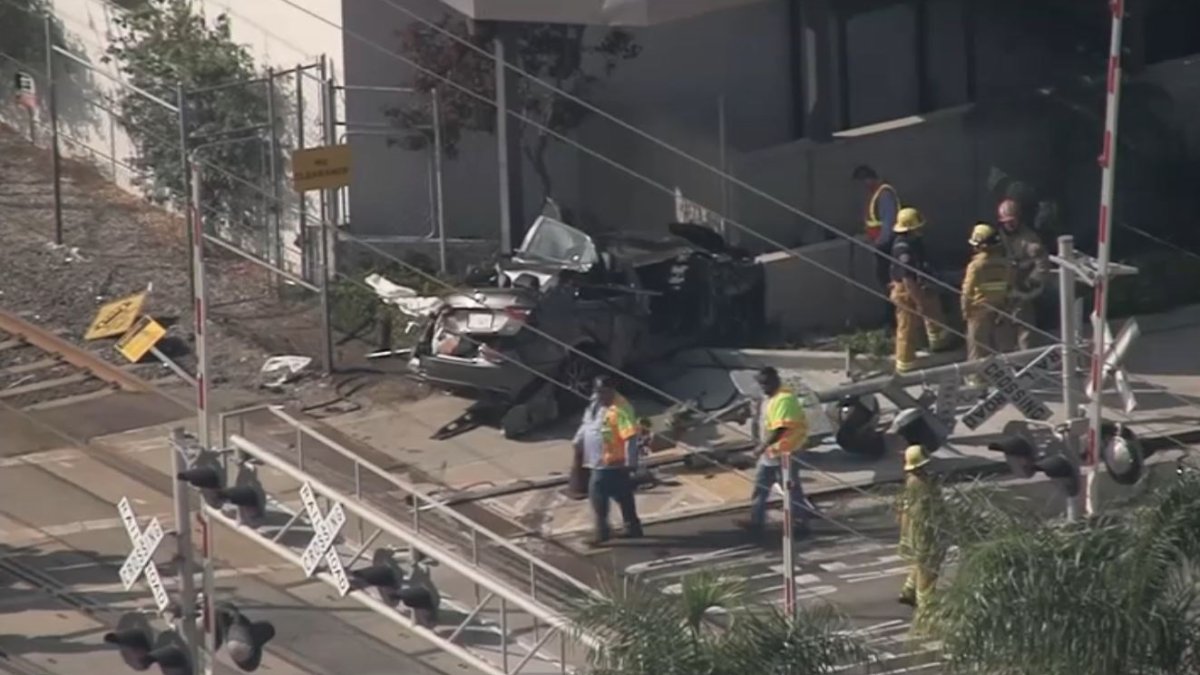 Collision with train sends car into building in Pasadena – NBC Los Angeles