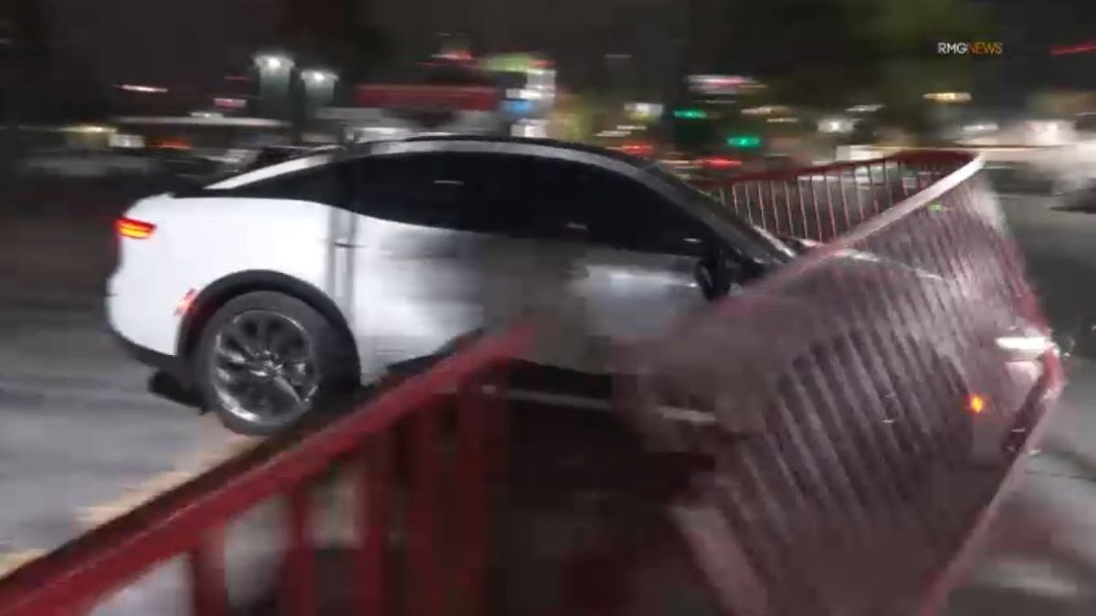 Man crashes stolen car through Hollywood dealership gate – NBC Los Angeles