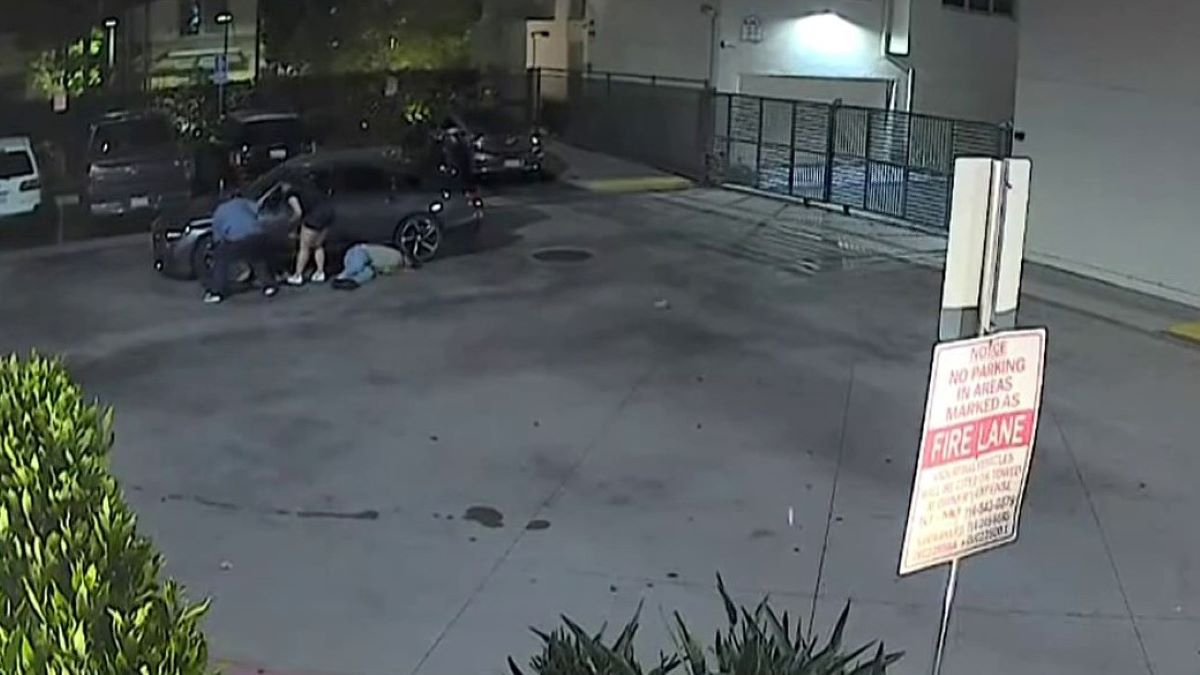 Watch: Man robbed at gunpoint as he changed tire in Santa Ana – NBC Los ...
