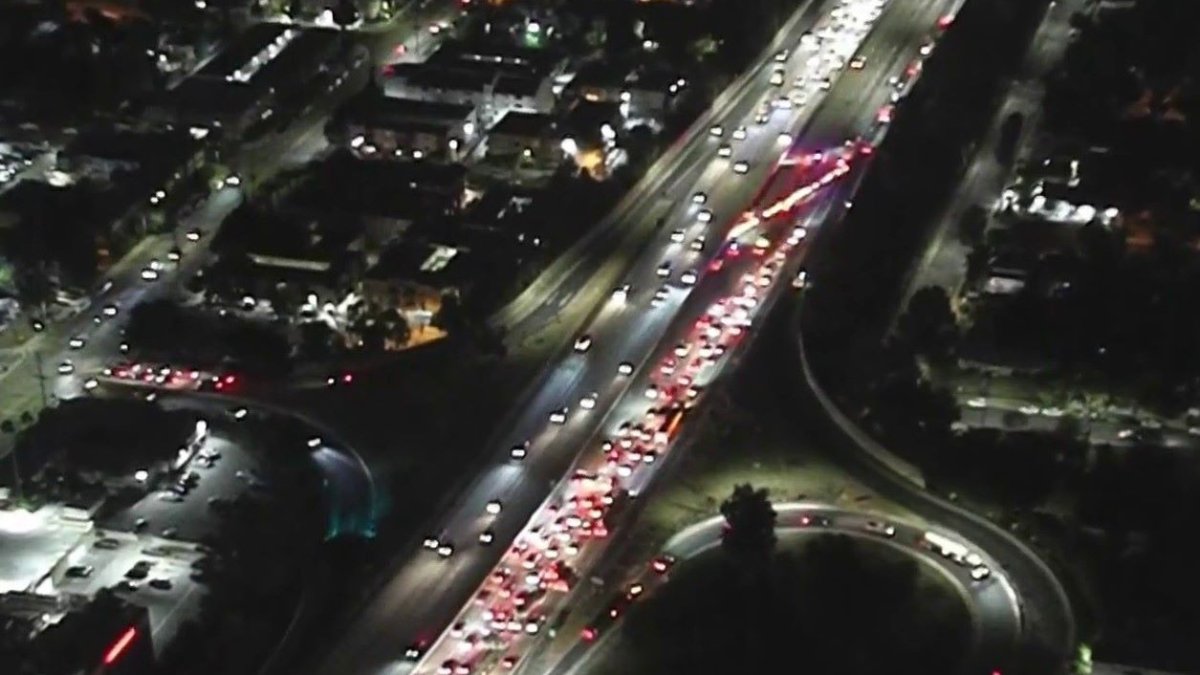 1 killed in crash on 405 Freeway in Van Nuys – NBC Los Angeles