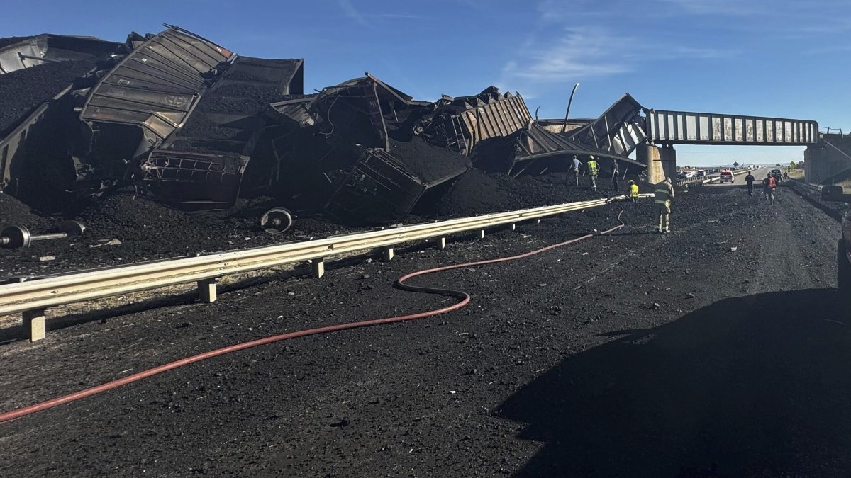 1 dead after train derails, bridge collapses onto Colorado highway ...