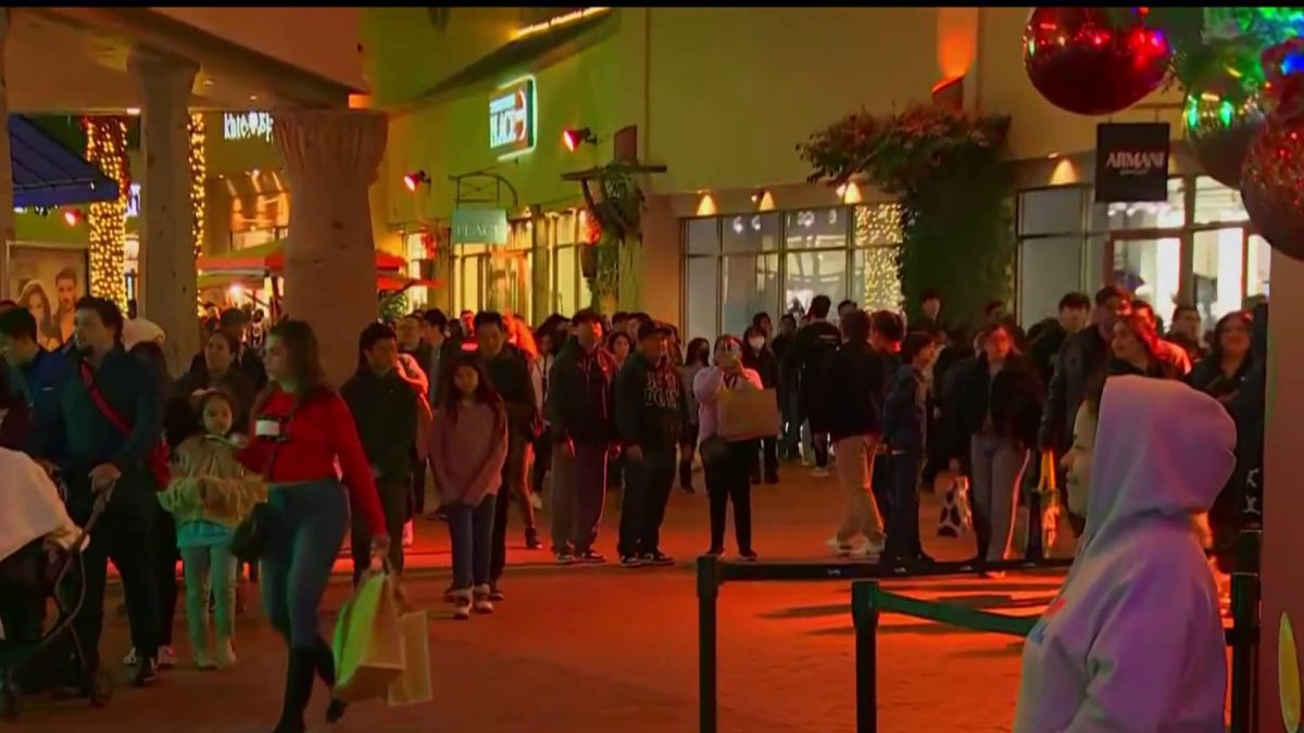 Black Friday shopping at Citadel Outlets – NBC Los Angeles