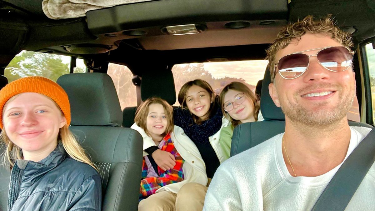 Ryan Phillippe beams in rare holiday photo with his and Alexis Knapp’s ...