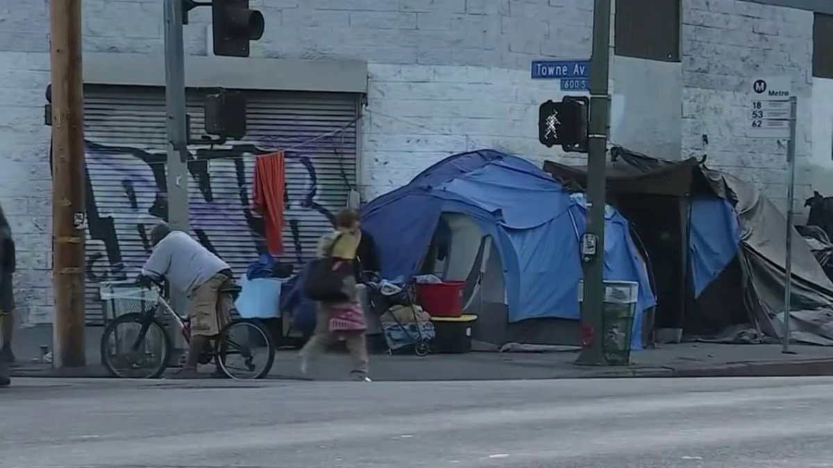 Killer sought in murders of 3 homeless people – NBC Los Angeles