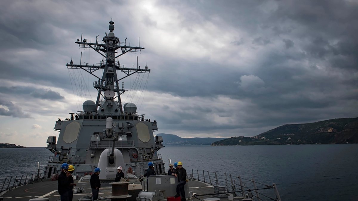 Us Warship And 3 Commercial Carriers Attacked By Iran Backed Houthi Rebels In Yemen Nbc Los