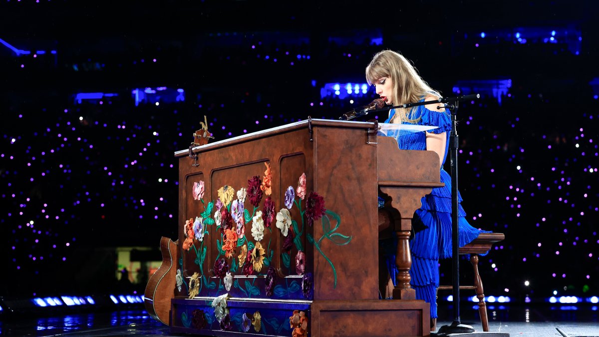 Taylor Swift fan died of heat exhaustion at Rio concert, police say ...