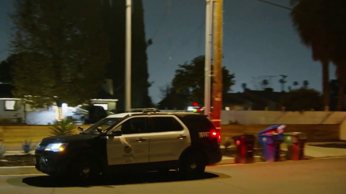 Home burglars posed as LAPD officers in Lake Balboa – NBC Los Angeles