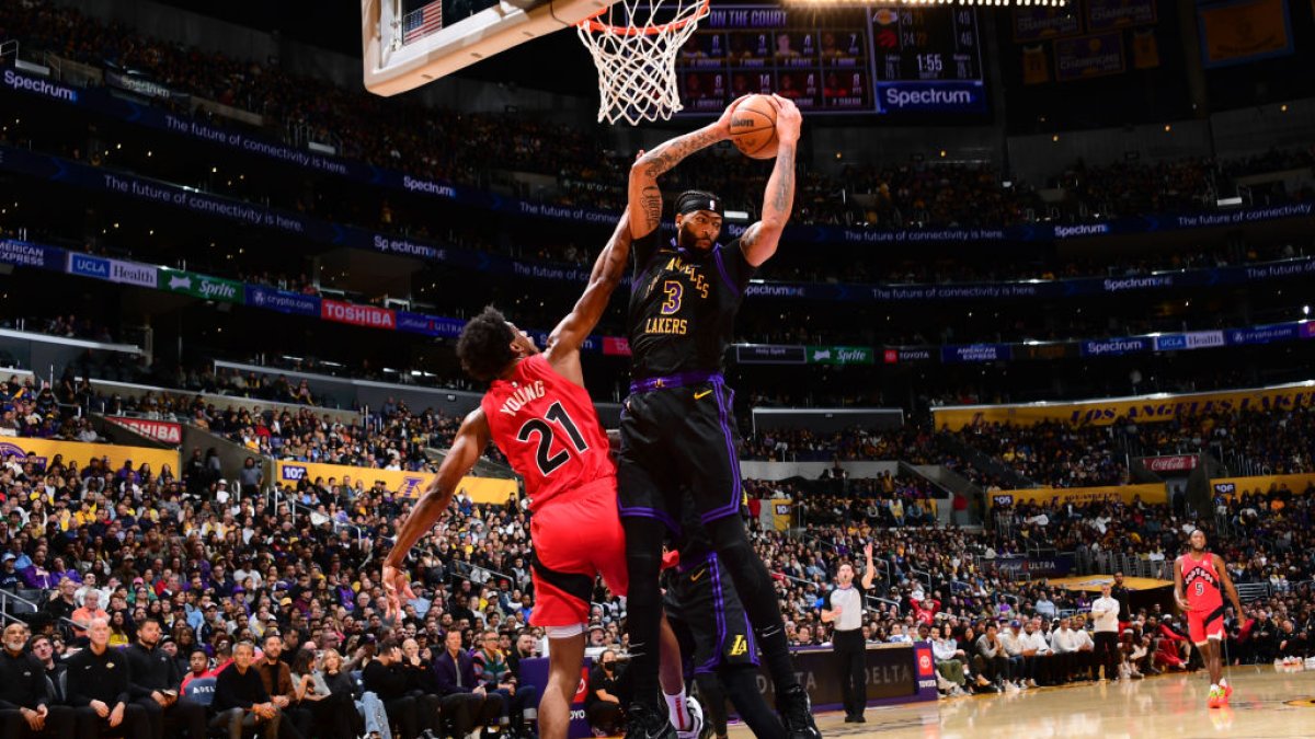 Anthony Davis scores 41, Lakers hold off Raptors 132-131 for first back ...