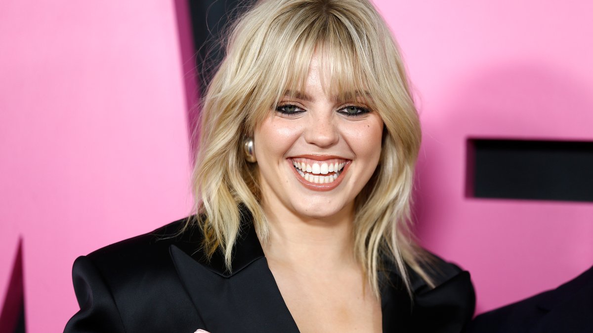 Reneé Rapp pokes fun of rumored ‘lack of media training’ in hilarious ...