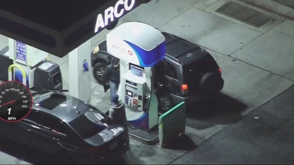 Driver stops for gas during LA freeway pursuit – NBC Los Angeles