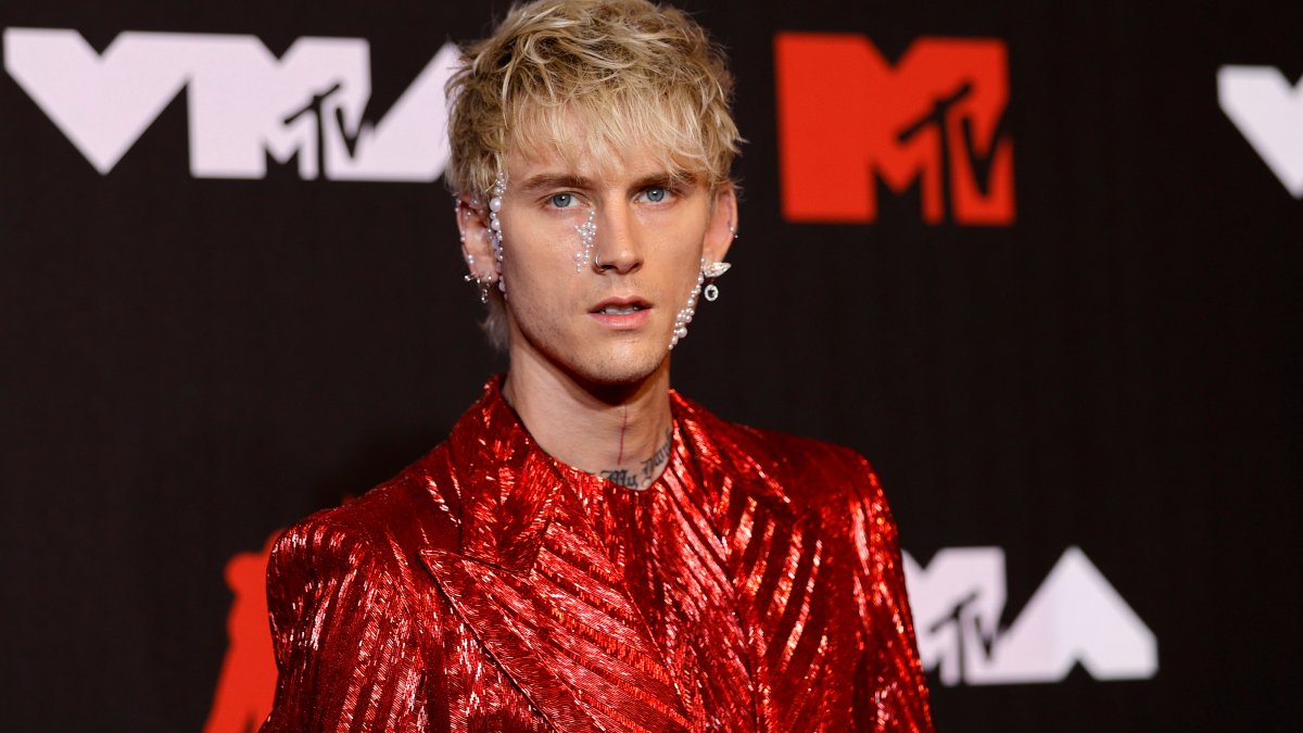 Machine Gun Kelly debuts new look after covering tattoos in black ink ...