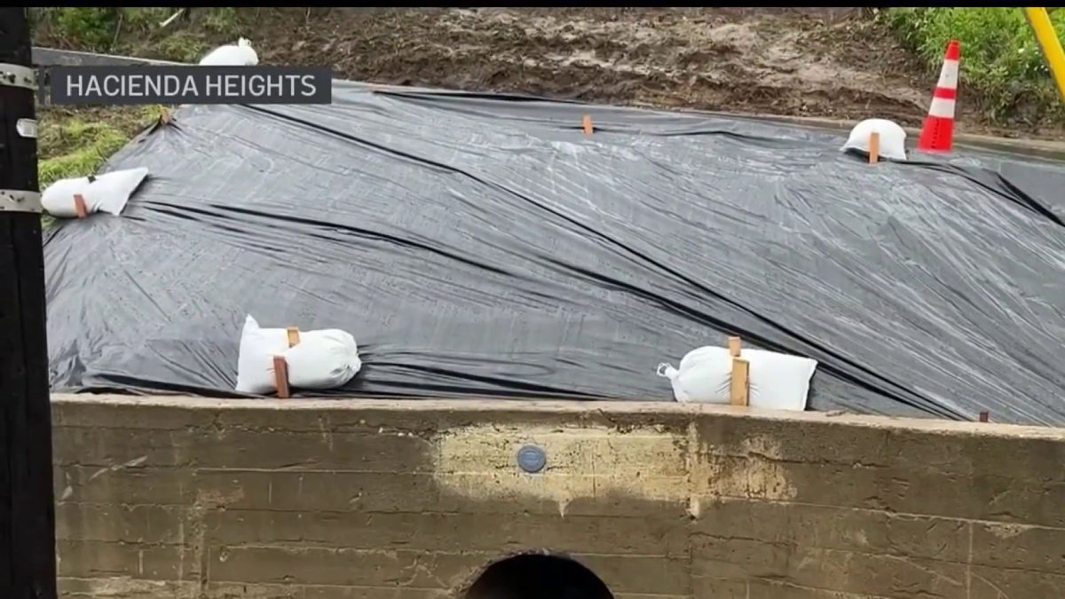Residents in Hacienda Heights tarp homes in case of mudslides from ...