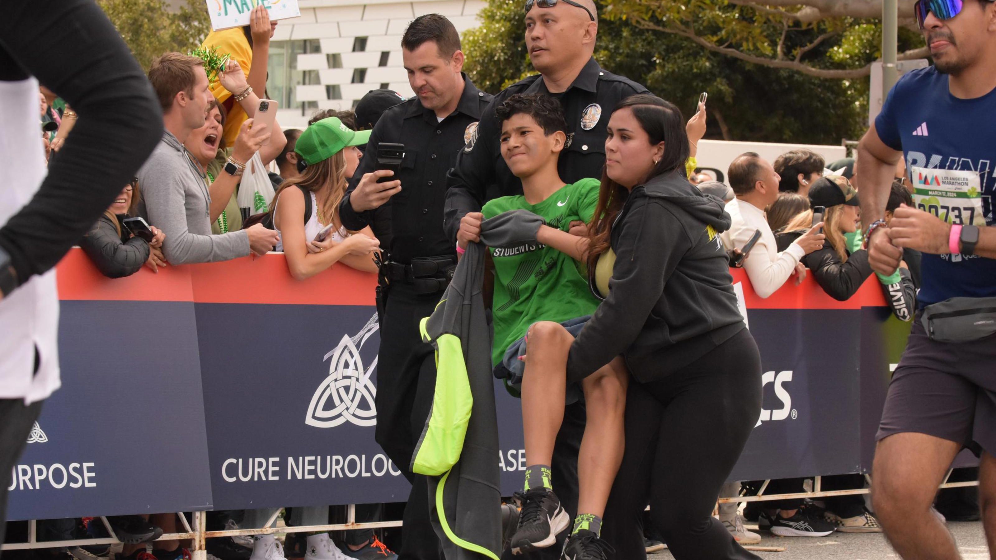 LAPD Sergeant helps carry young runner to LA Marathon finish – NBC Los ...