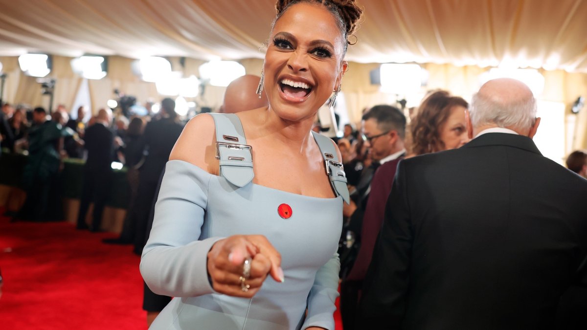 Celebrities wear red pins to call for ceasefire in Gaza – NBC Los Angeles