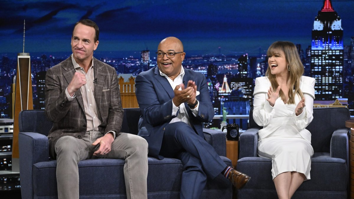 Peyton Manning, Kelly Clarkson to host 2024 Olympics Opening Ceremony ... Peyton Manning, Kelly Clarkson to host 2024 Olympics Opening Ceremony ...