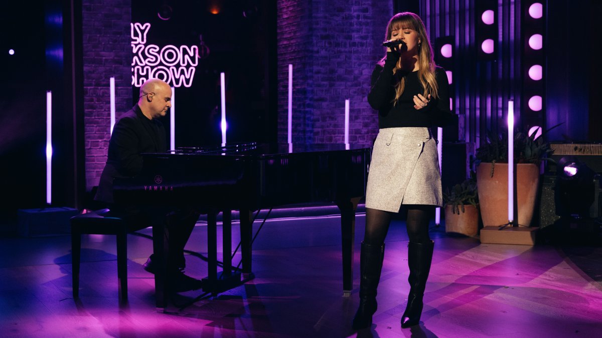 Katy Perry reacts to Kelly Clarkson’s cover of “Wide Awake” – NBC Los ...