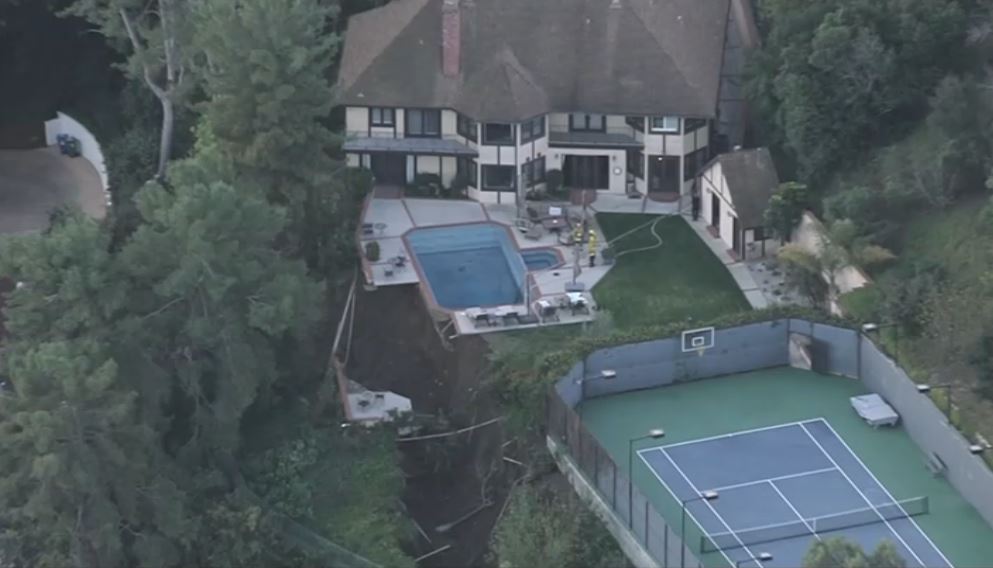 Hillside collapses in backyard of Sherman Oaks home – NBC Los Angeles