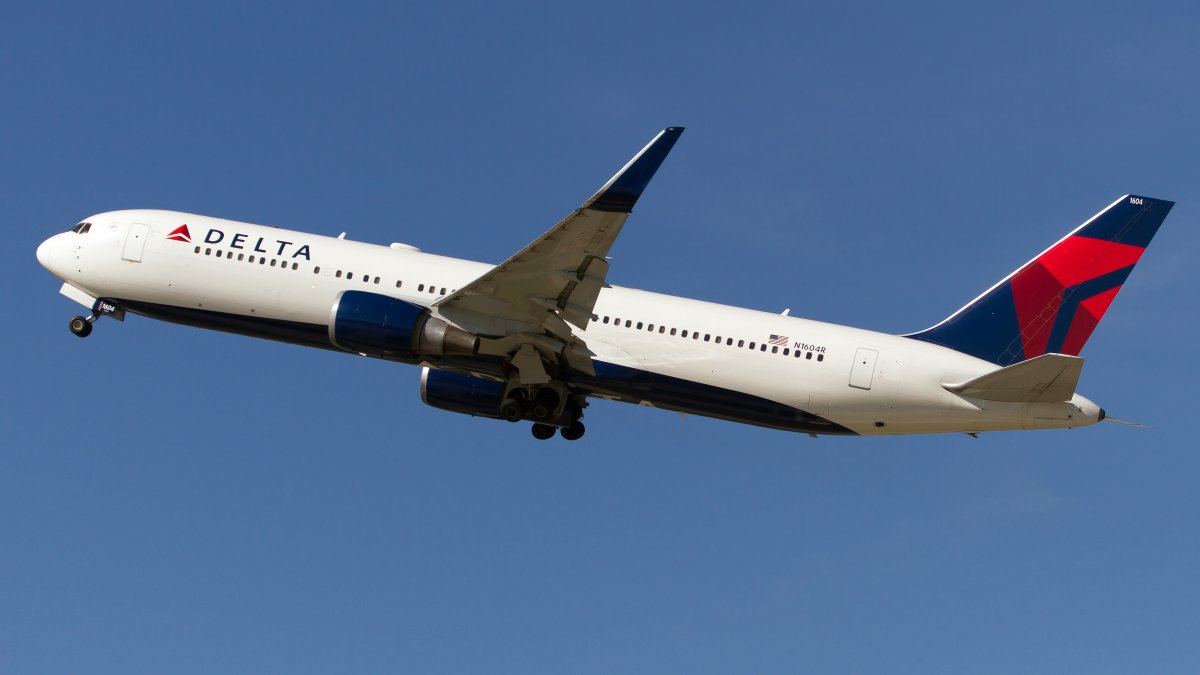 Emergency slide detaches from Delta flight forcing return to JFK – NBC ...
