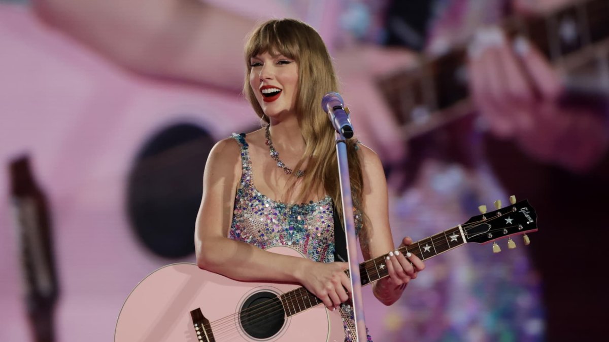 Taylor Swift stops show to help fan in distress – NBC Los Angeles