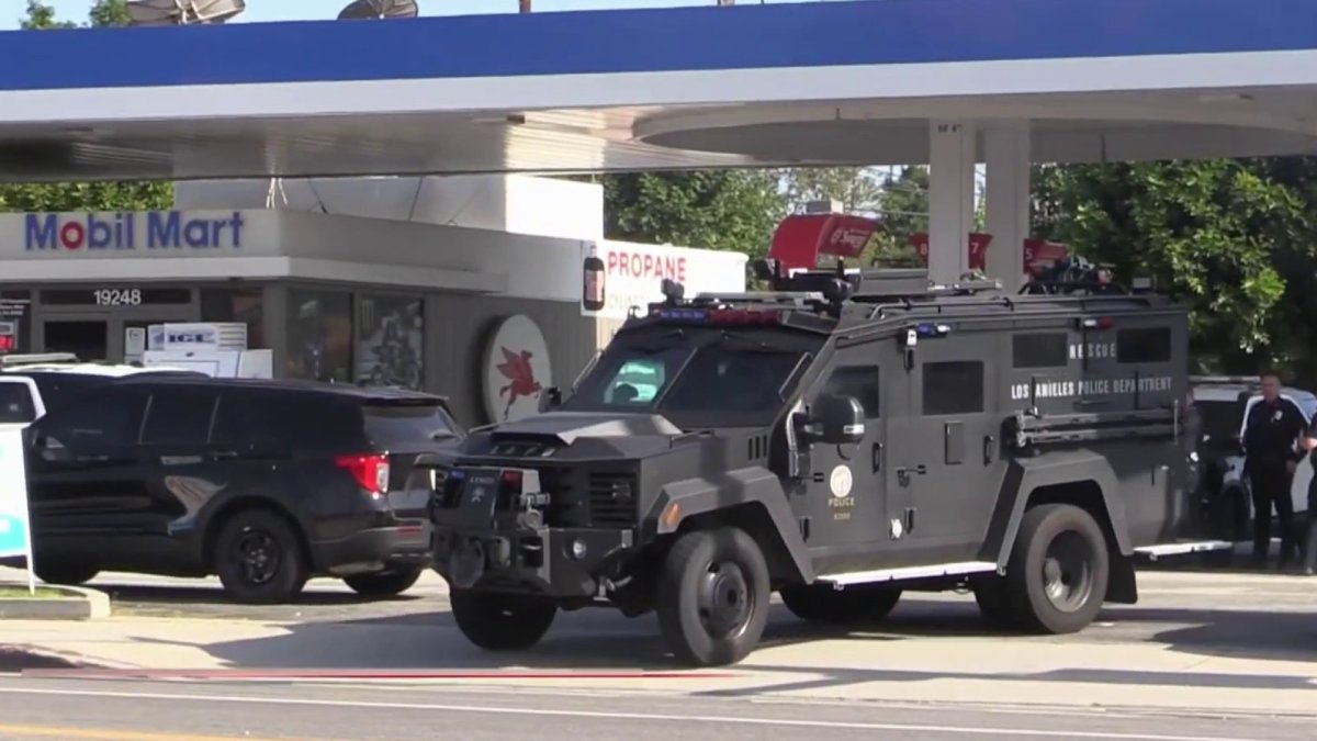 SWAT team responds to barricade situation in Reseda – NBC Los Angeles