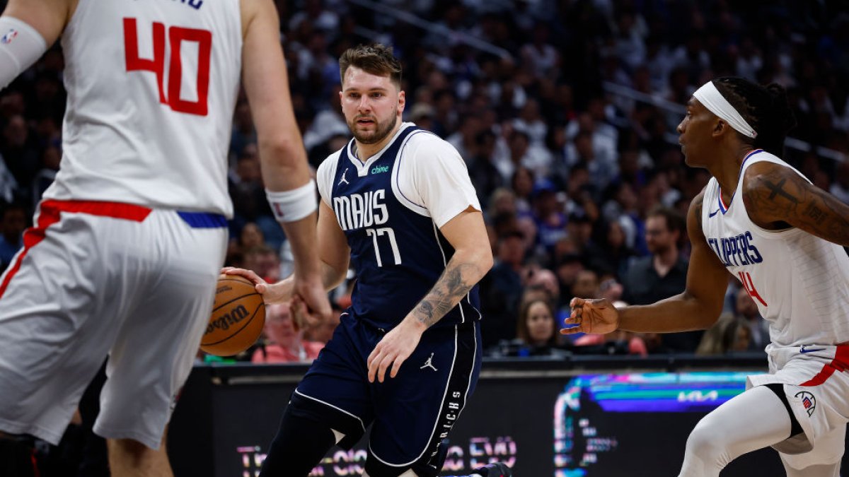 Luka Doncic scores 35 points, leads Mavericks to 123-93 victory and 3-2 series lead over ...