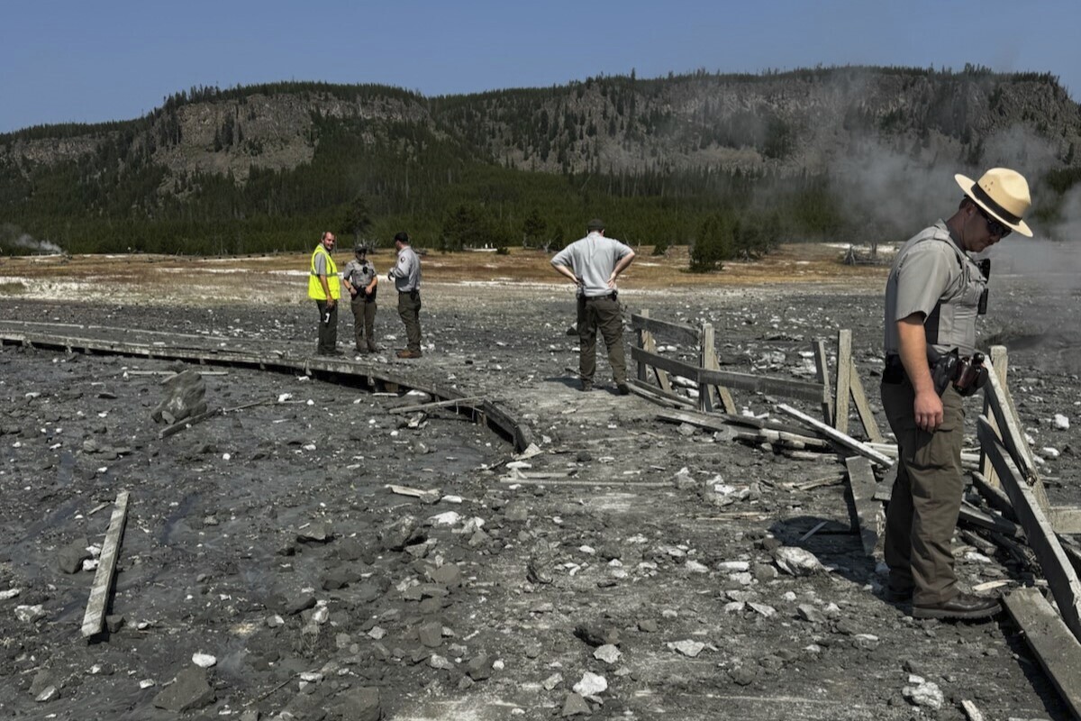 Geyser explosion sends dozens running for safety in Yellowstone – NBC ...