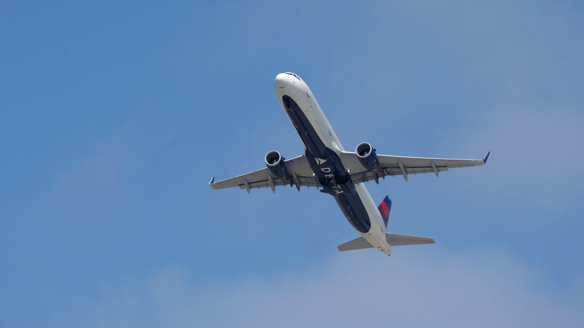 Delta flight diverts to JFK Airport over food poisoning fears – NBC Los ...