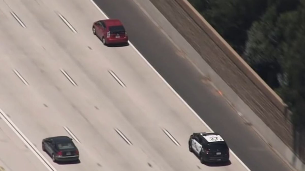 Officers chase Toyota Prius driver in San Fernando Valley – NBC Los Angeles