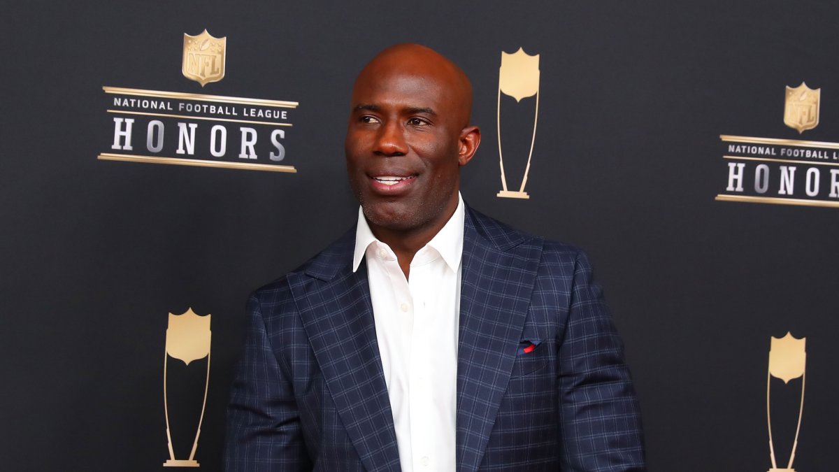 NFL Hall of Famer Terrell Davis says he was handcuffed and removed from ...