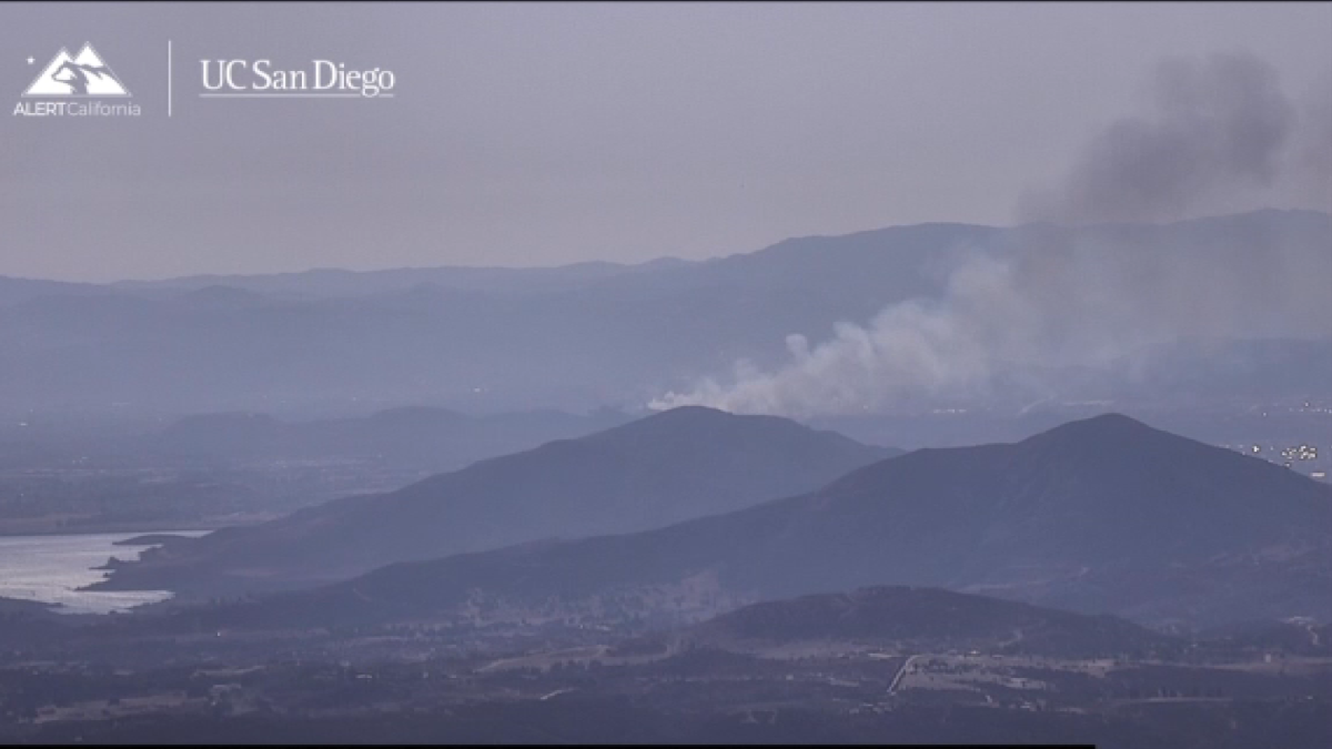 Brush fire breaks out on hillside northeast of Murrieta, threatens road ...