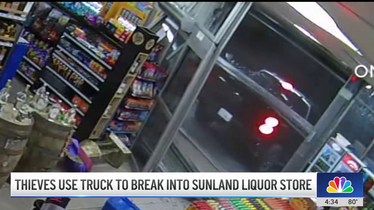 Surveilence footage captures thieves slamming truck into Sunland liquor ... Surveilence footage captures thieves slamming truck into Sunland liquor ...