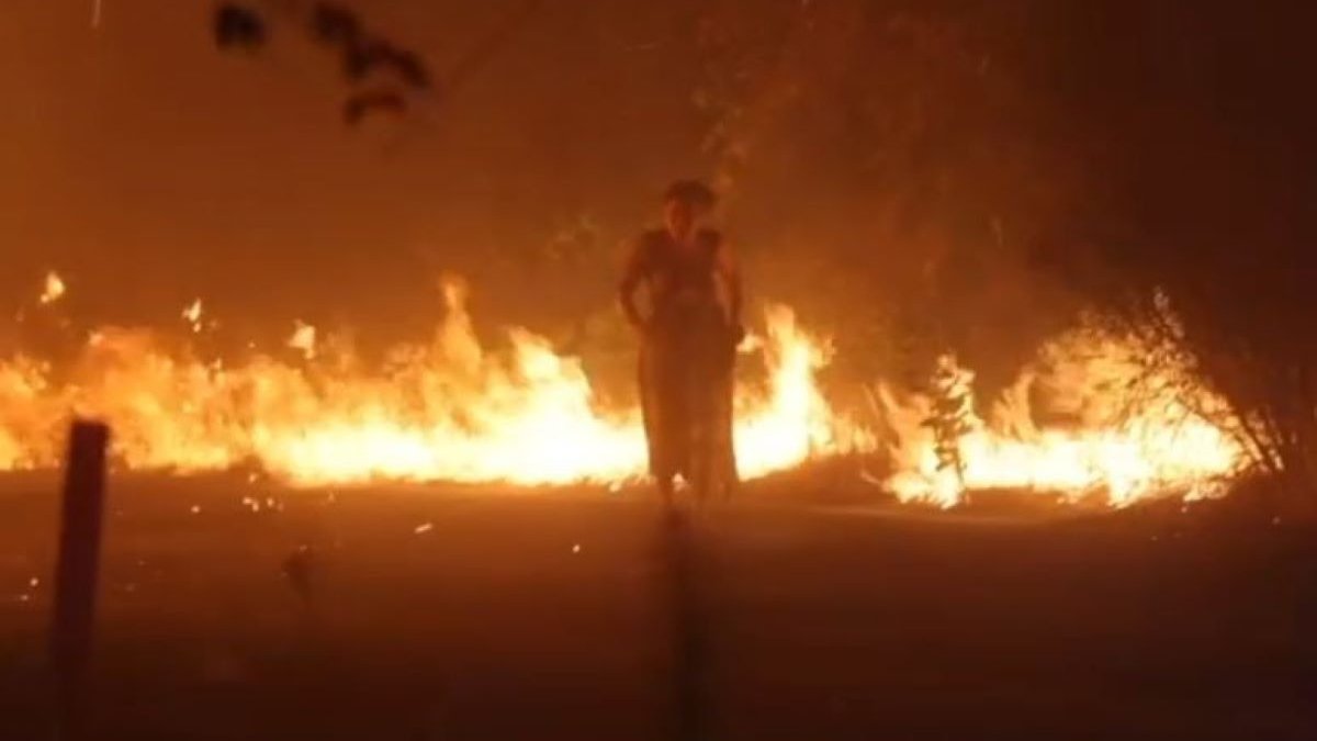 Firefighter rescues woman surrounded by Lake Elsinore wildfire – NBC ...