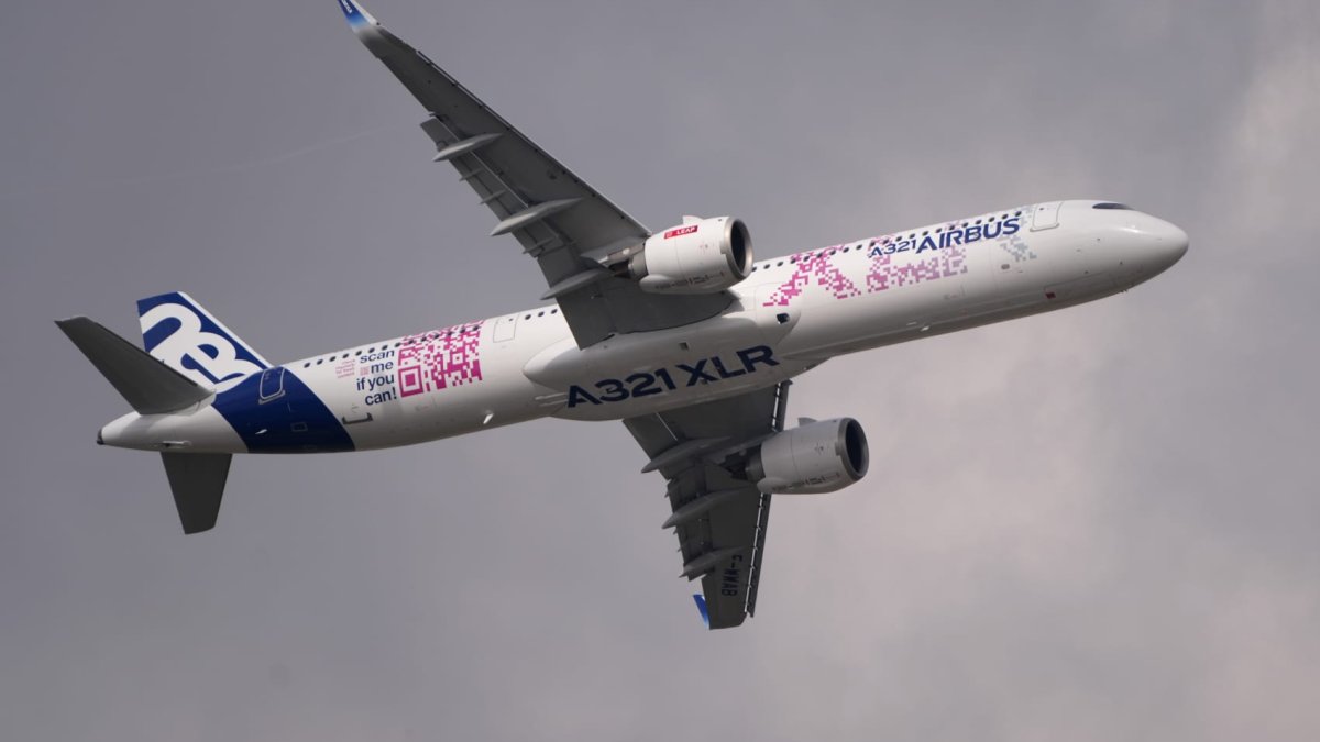 Airbus delivers first extra-long-range Airbus A321 as smaller jets fly ...