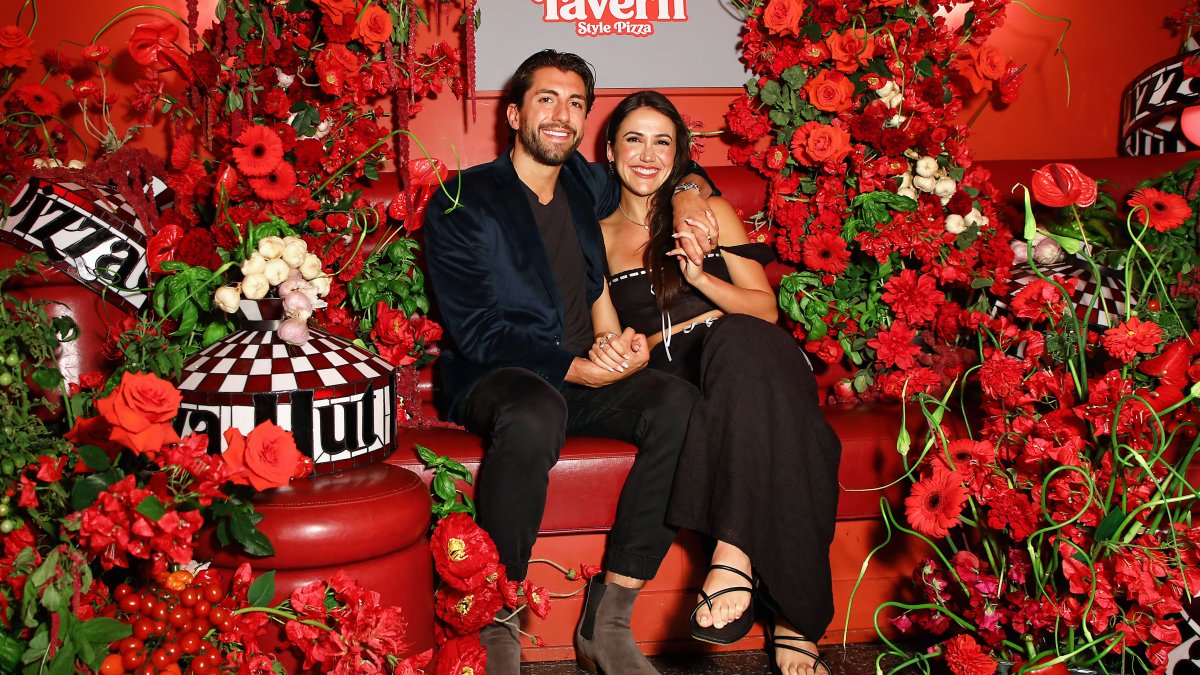 Bachelor Nations Jason Tartick And Kat Stickler Break Up Nbc Los Angeles