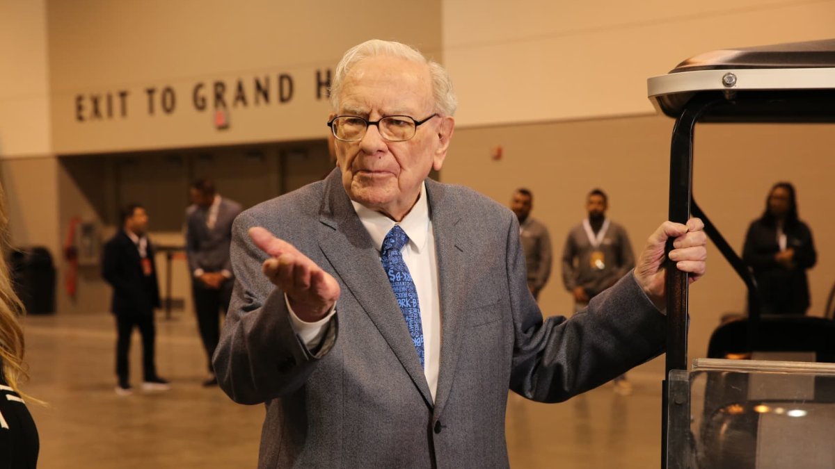 Warren Buffett denies endorsing Trump’s tariffs—here’s what he’s said ...