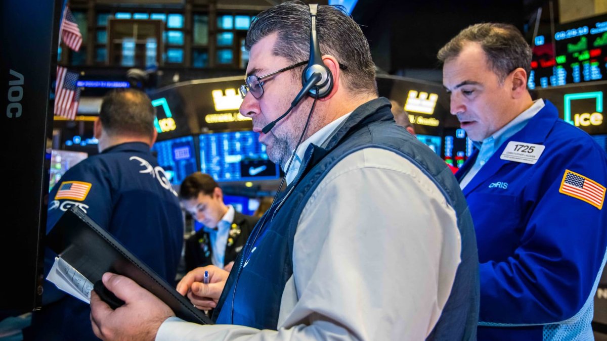 S&P 500 closes higher to begin holiday week, tech stocks lead the ...