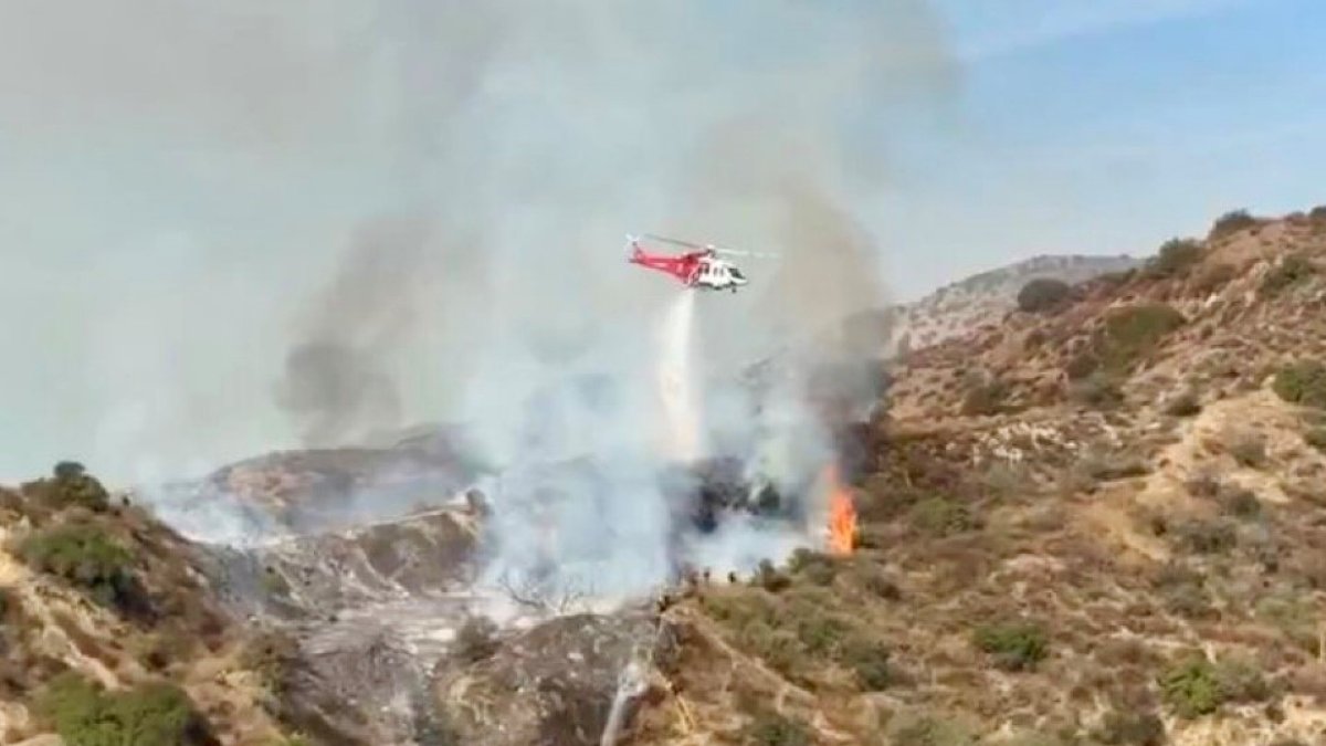 Brush fire in Burbank prompts voluntary evacuation orders – NBC Los Angeles