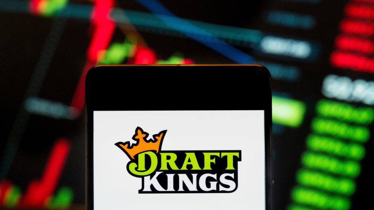 Jim Cramer explains why DraftKings is a buy through the NFL’s playoffs ...