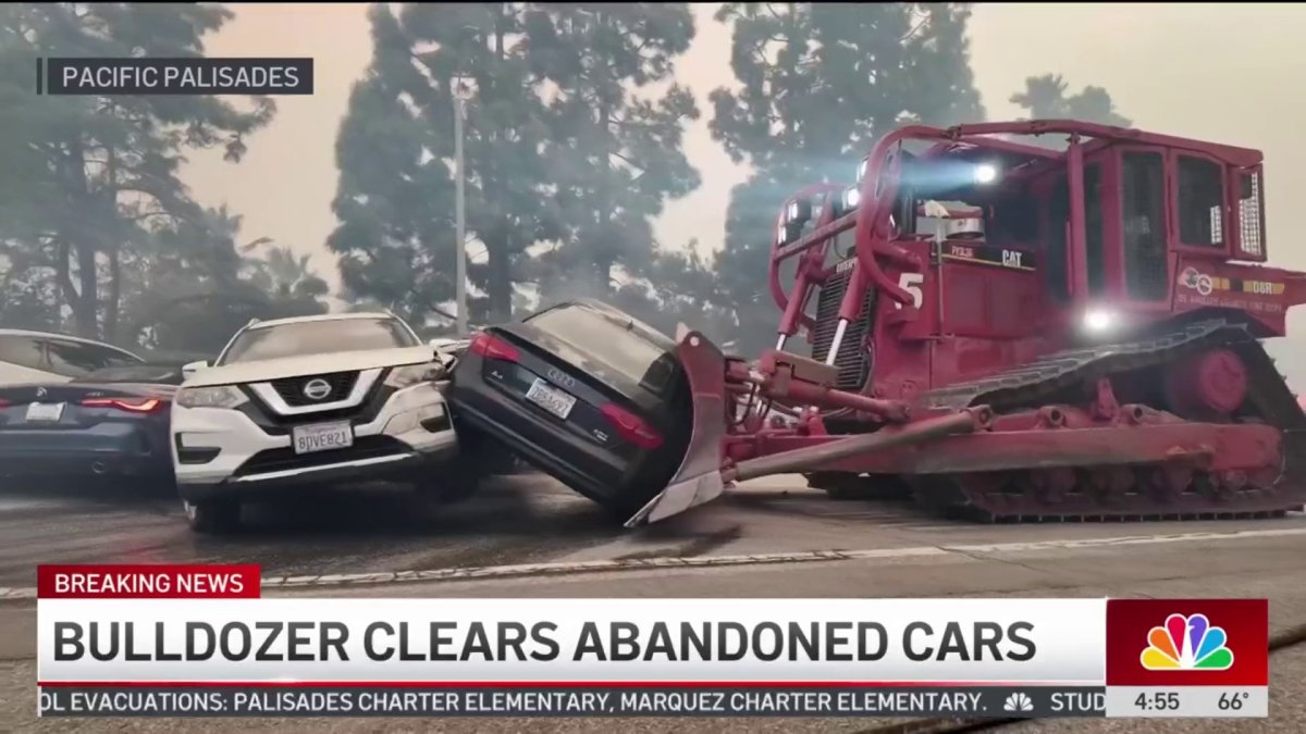 Watch: Bulldozer clears abandoned cars near Pacific Palisades wildfire ...