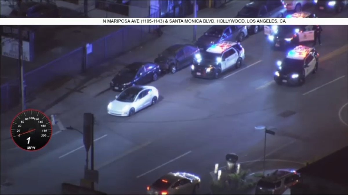 Police chase vehicle in Hollywood – NBC Los Angeles