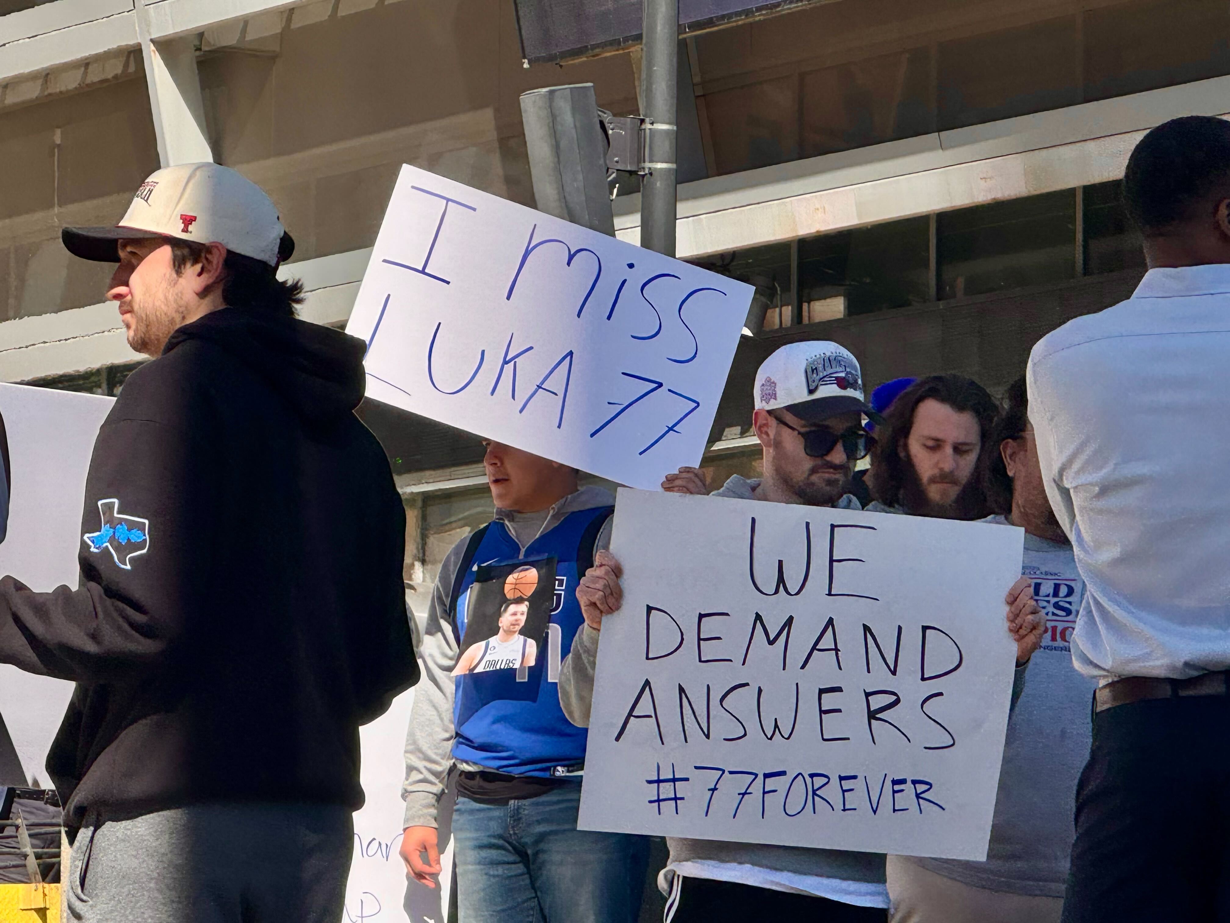 Mavs fans hold memorial outside AAC after Luka Doncic trade – NBC Los ...