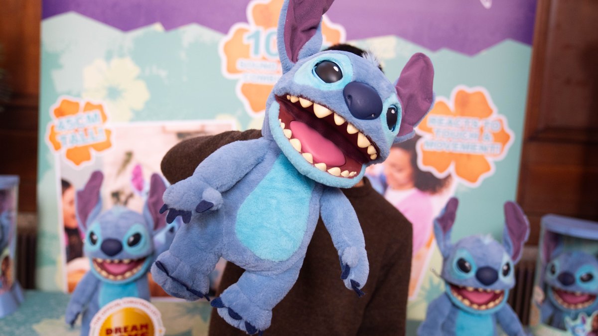 Stitch runs across field in viral Super Bowl video – NBC Los Angeles