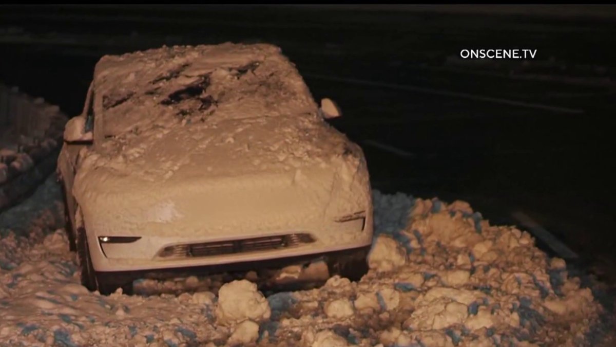 Drivers get stuck in the snow on Highway 18 – NBC Los Angeles