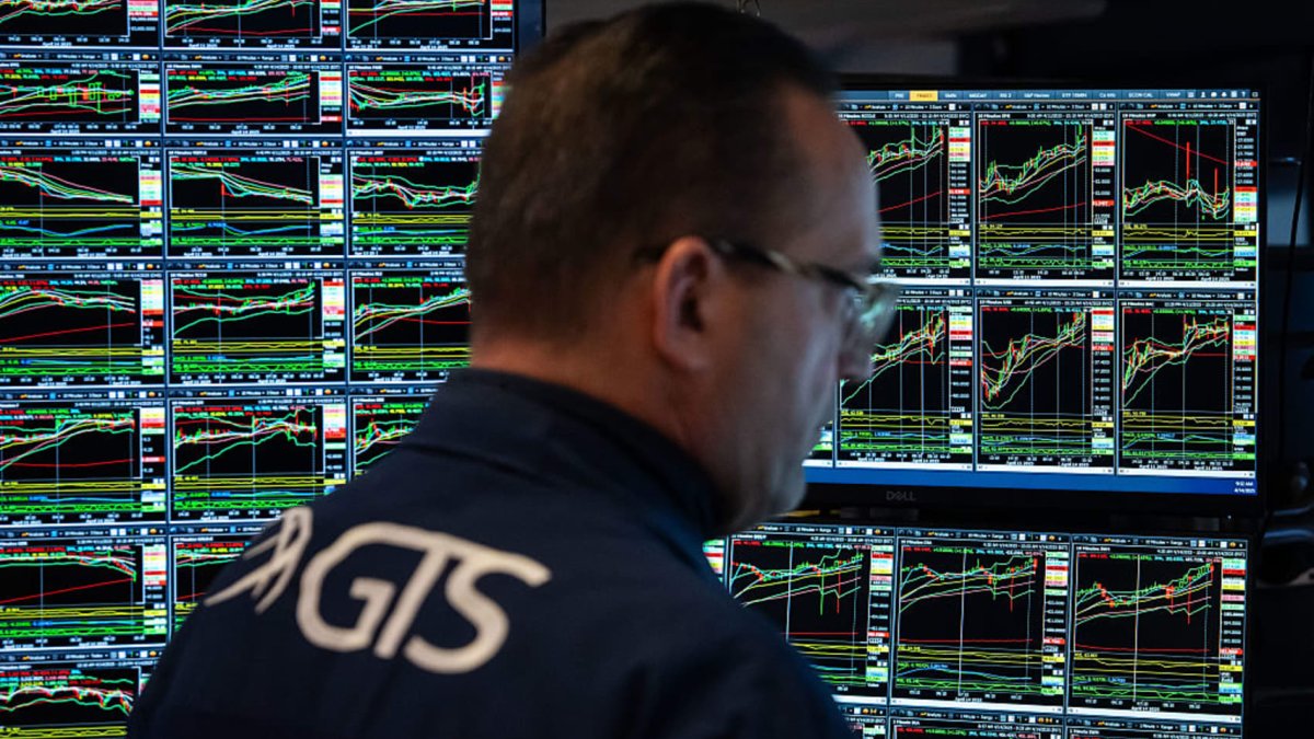 Treasury yields fluctuate after data shows economic contraction and ...