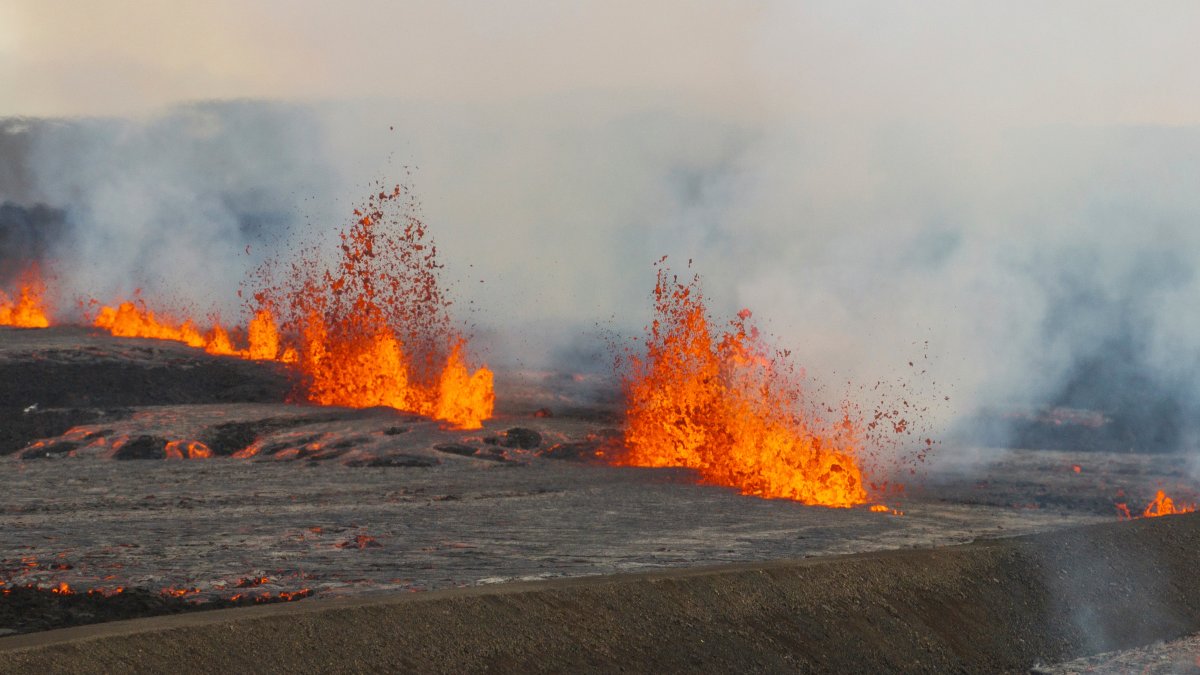 Iceland’s Blue Lagoon spa evacuated as volcano begins erupting – NBC ...