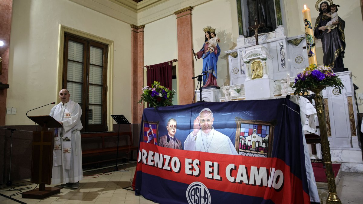 Pope Francis’ beloved soccer team in Buenos Aires mourns – NBC Los Angeles