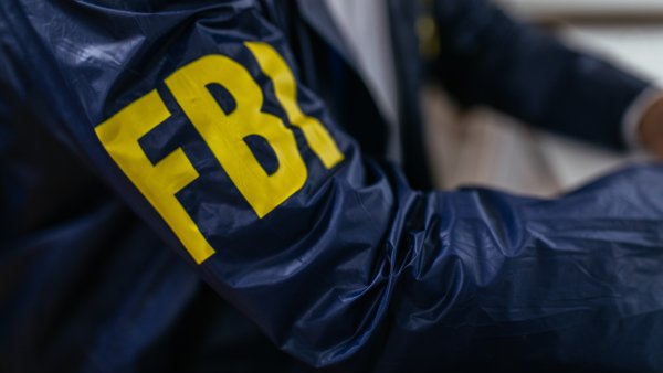 FBI assists LAPD in search warrant at Van Nuys neighborhood – NBC Los ...