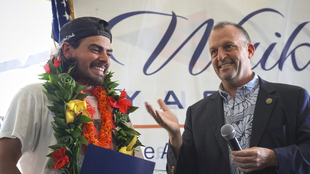 Oliver Widger and his cat Phoenix arrives in Hawaii to cheers – NBC Boston