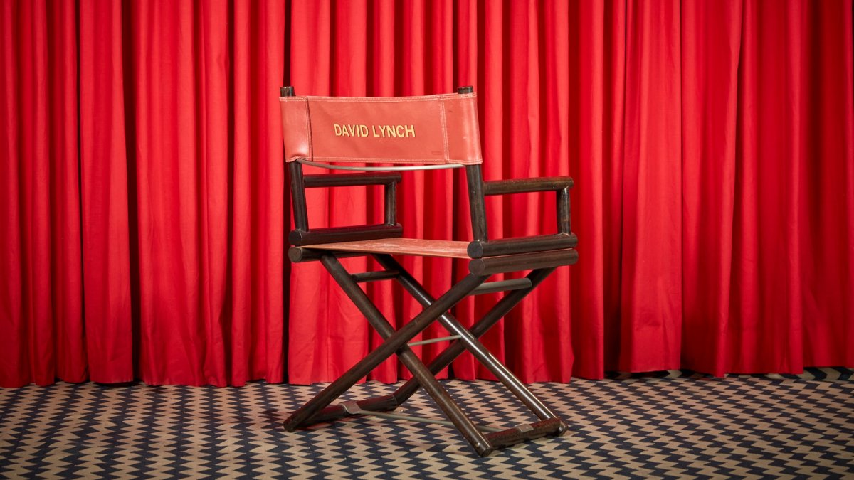 David Lynch’s director’s chair and a ‘Twin Peaks’ prop are going to ...